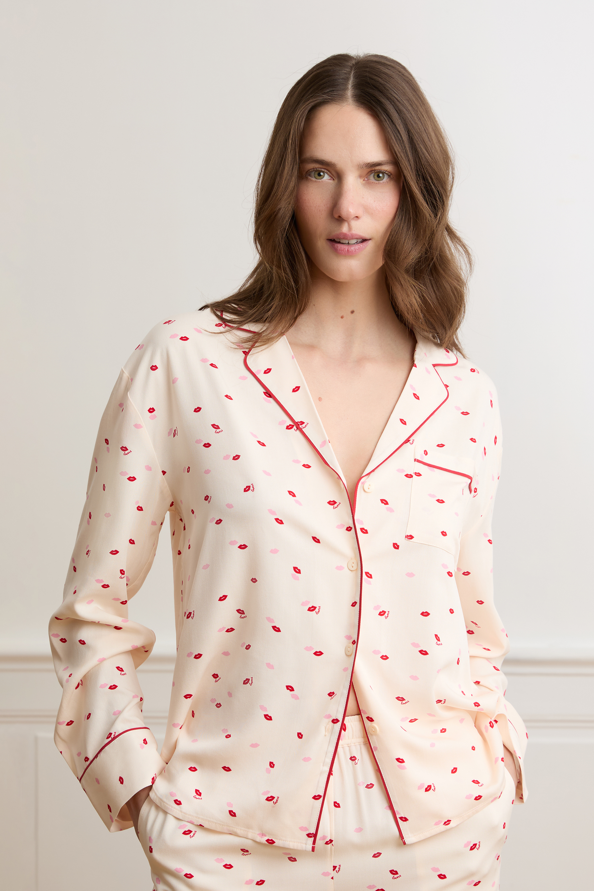 Saténová pyžamová košile s motivem polibků COEURELLE IMP FOND ROSE - ETAM