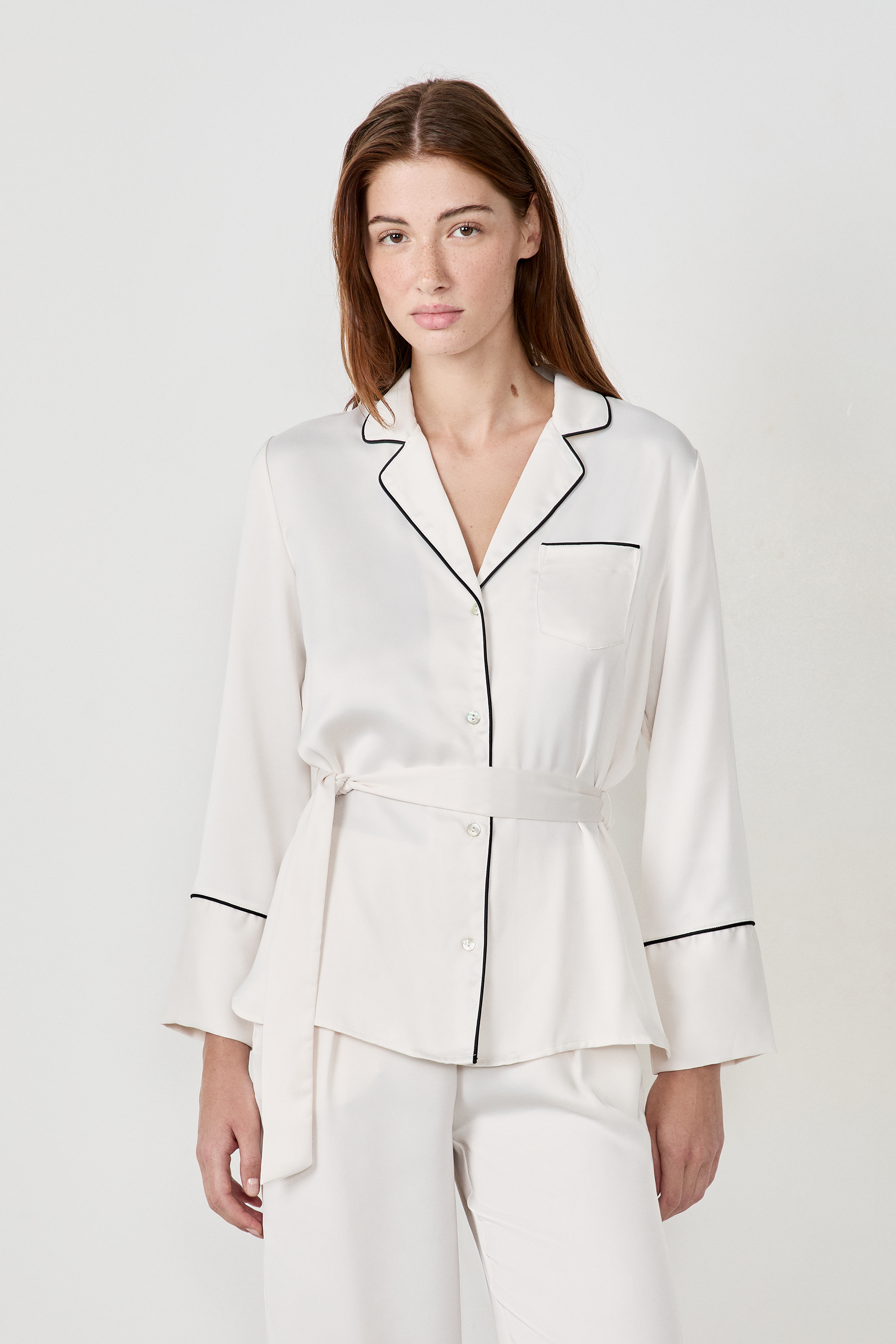 Saténová pyžamová košile na zavázání ELY ECRU - ETAM